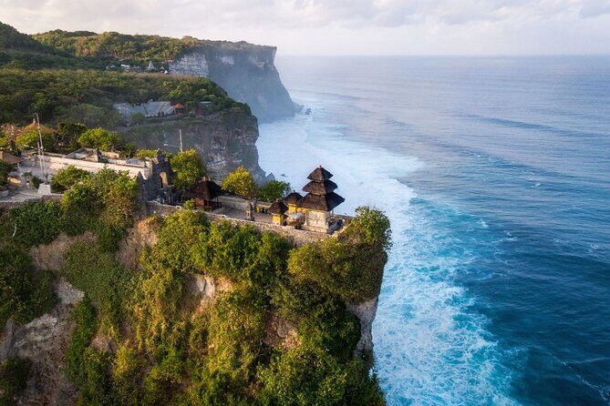 The mystical Uluwatu temple and the Kecak fire dance - Key Points