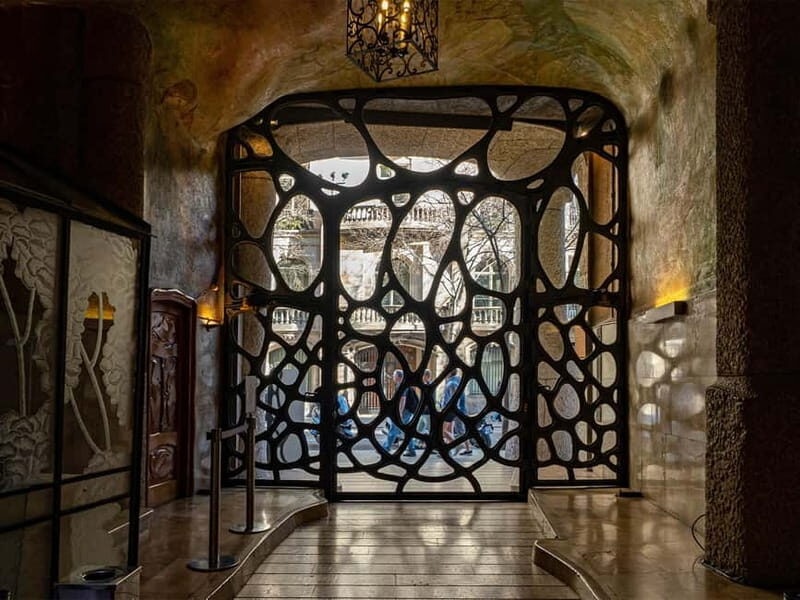 Tiquets & Guide: Lights and shadows of the Casa Milà - Antoni Gaudí - Barcelona - Key Points