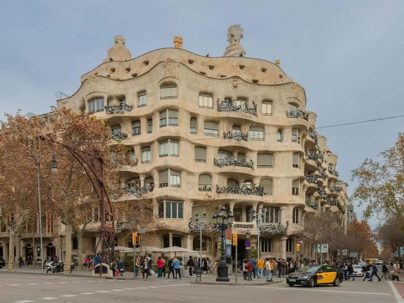 Tiquets & Guide: Lights and shadows of the Casa Milà - Antoni Gaudí - Barcelona - Who Will Love This Tour?