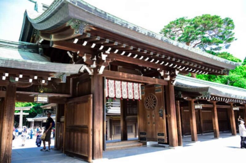 Tokyo: Meiji Shrine Walking Tour with Local Japanese Guide - Exploring the Meiji Shrine Walking Tour
