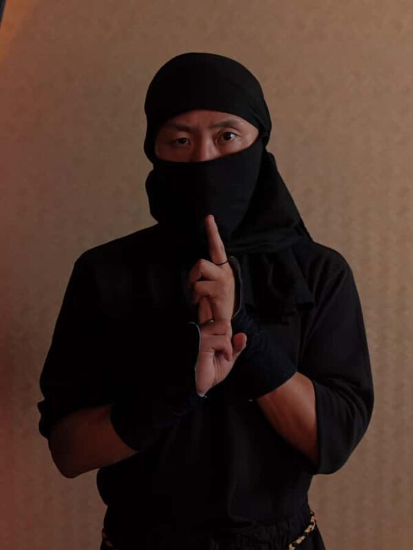 Tokyo: Ninja-Style Stretch Coordinated by 2 Physiotherapists - Who Will Love This?