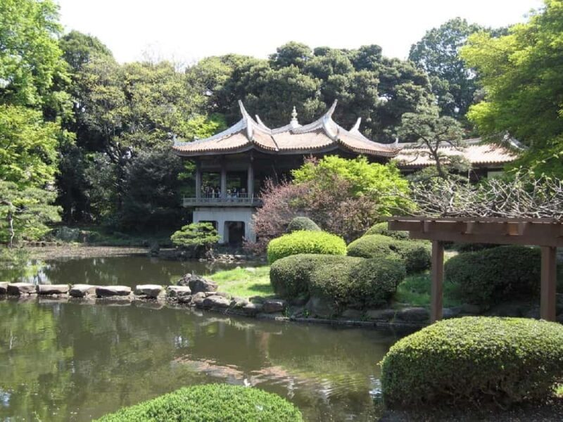 Tokyo: Shinjuku Gyoen National Garden Guided Walking Tour - Who Should Consider This Tour?
