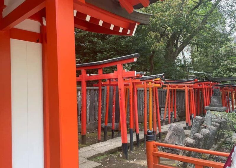 Tokyo: Yanaka and Ueno Walking Tour with Beer - Temples and Cemeteries: Tranquility Amidst the City