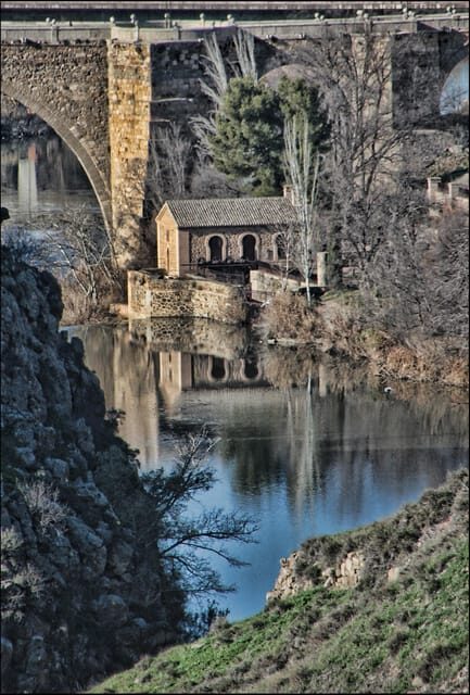 Toledo: Monumentos esenciales: Alcazar, Catedral, Sinagoga - The Experience and Its Value