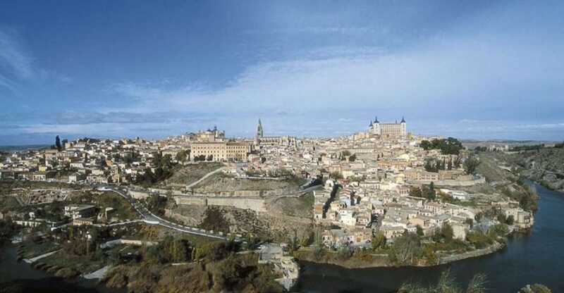 Toledo: Private Monuments Walking Tour with Monument Entry - Key Points