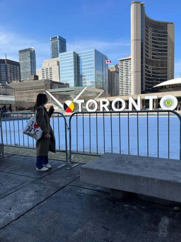 Toronto  Private 2-Hour Photoshoot with a Pro Photographer - Authentic Experiences & Happy Travelers