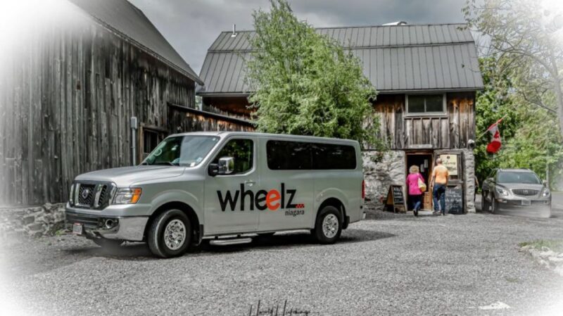 Toronto: Private Transfer for 1-10 Passengers to Downtown - What the Experience Looks Like