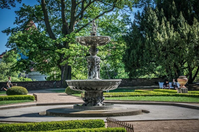 Tour around Prague Castle and Lesser Town in Spanish - Key Points
