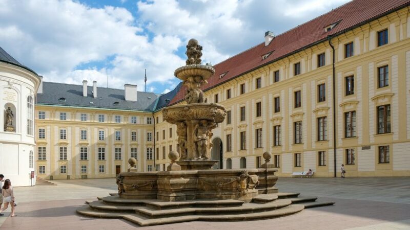 Tour around Prague Castle and Lesser Town in Spanish - Walking Through Prague’s Historic Heart