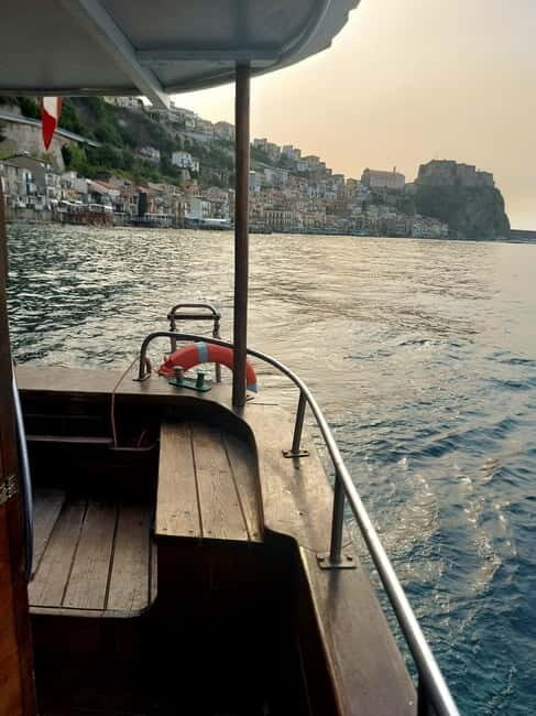 tour in barca con sosta bagno nelle acque di scilla - Key Points