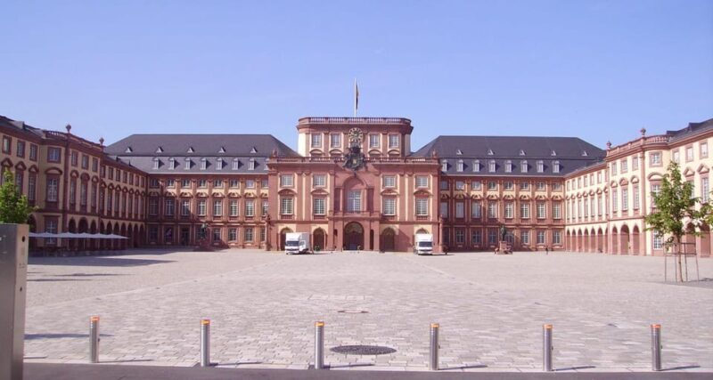Tour Mannheim with Countess Charlotte: The Elector and the Golden Age - What Makes This Tour Stand Out