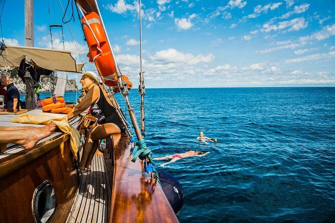 Tour of the island of Ischia in schooner - The Sum Up