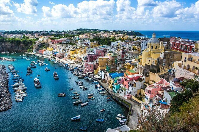 Tour of the island of Procida in a schooner - An inviting introduction to Procida’s charm