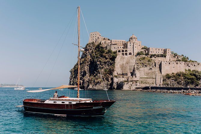 Tour of the island of Procida in a schooner - The onboard experience: Atmosphere and hospitality