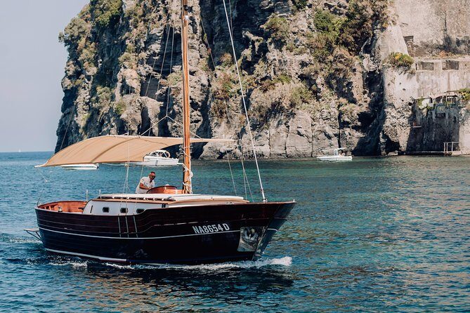 Tour of the island of Procida in a schooner - Authenticity and reviews