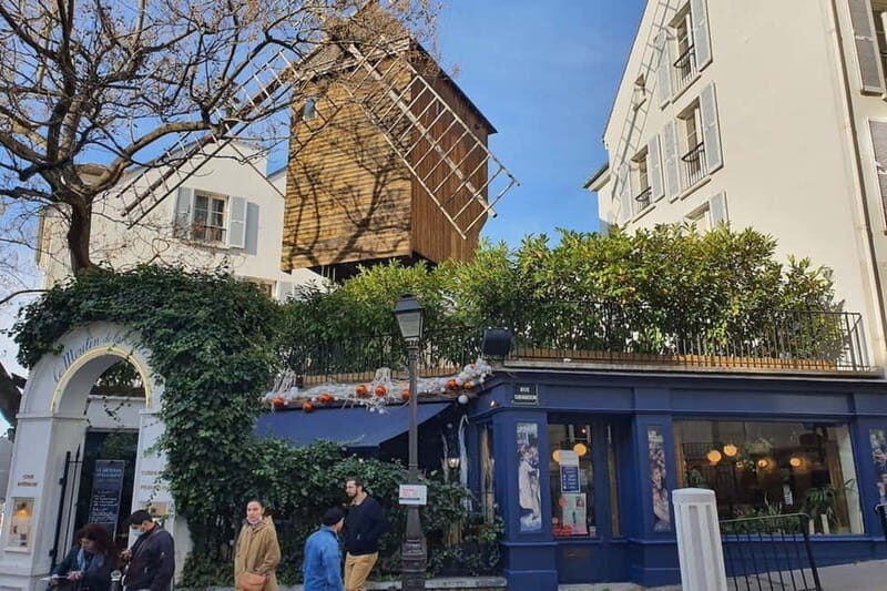 Tour of the Montmartre district with a local guide in Italian - Key Points