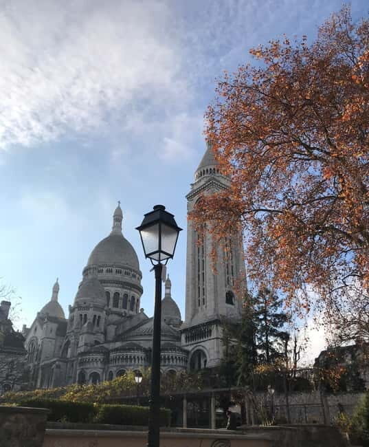 Tour of the Montmartre district with a local guide in Italian - An In-Depth Look at the Montmartre Tour