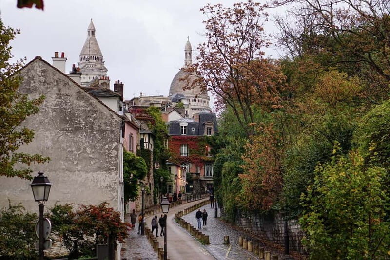 Tour of the Montmartre district with a local guide in Italian - Insights from Reviews