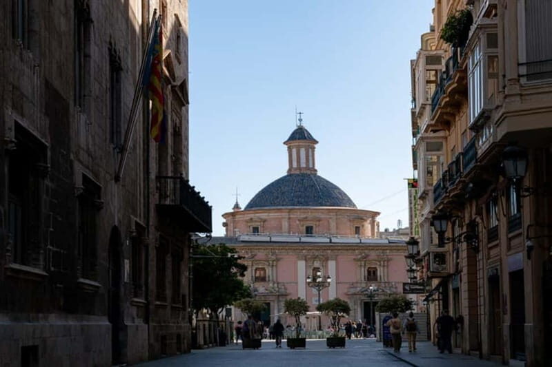 Tour of the popular neighborhood of El Carmen - An In-Depth Look at the El Carmen Tour Experience