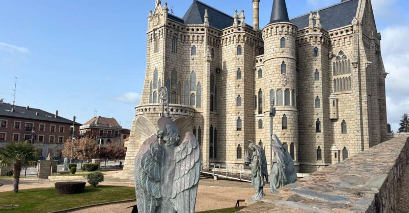 Tour Oviedo Castrillo Polvazares Astorga and Leon Cathedral - Key Points