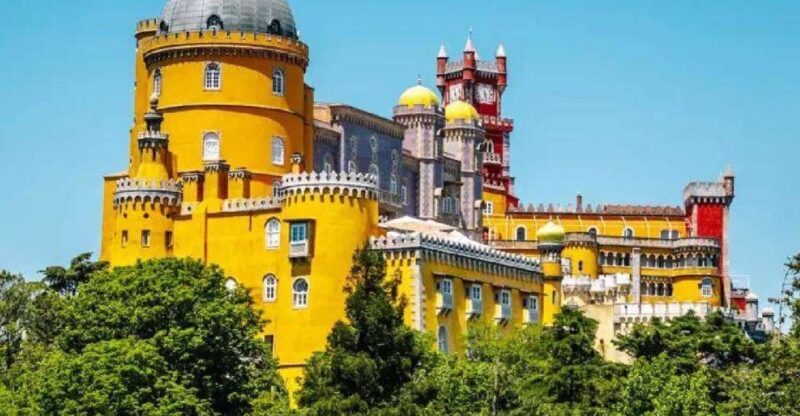 Tour Sintra - Castles and visit to the shore - Authentic Moments and Local Culture