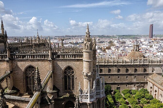 Tour to the Cathedral and the Giralda with Admission Included in Seville - The Giralda: Climb to Panoramic Views