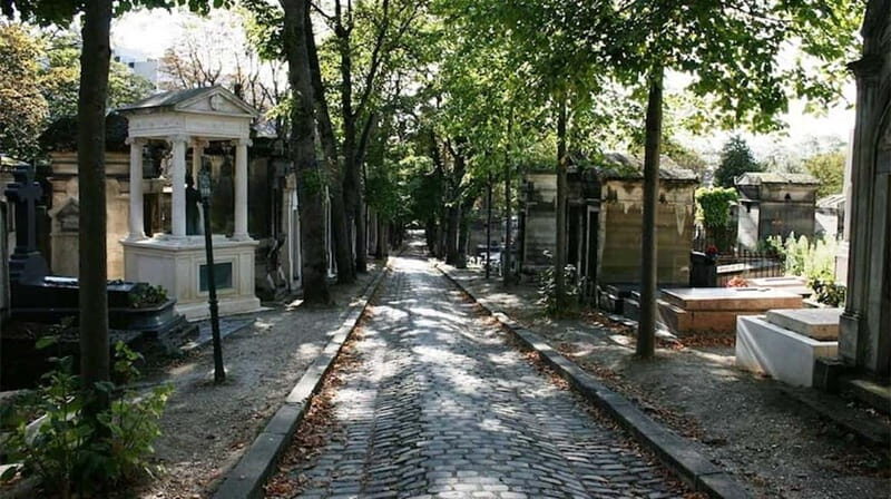 Tour with local guide in Italian of the Père Lachaise cemetery - Key Points