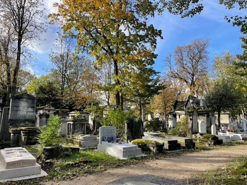 Tour with local guide in Italian of the Père Lachaise cemetery - Discovering Père Lachaise: A Hidden City of Stories and Art