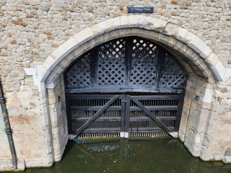 Tower of London: Early Access with Crown Jewels & Beefeaters - Exploring the Tower of London: Early Access with Crown Jewels & Beefeaters