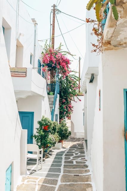 Tradiotional food and drinks with a Mykonian girl - Key Points