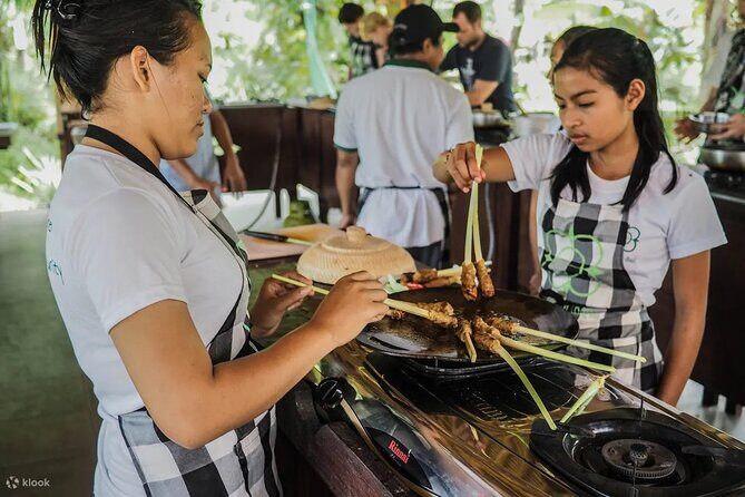 Traditional Cooking Class In Ubud With Local Balinese Family - Key Points