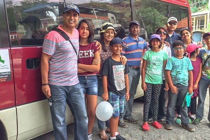 Transfer between Colombo Airport (CMB) and Goldi Sands Hotel, Negombo - The vehicle and driver experience