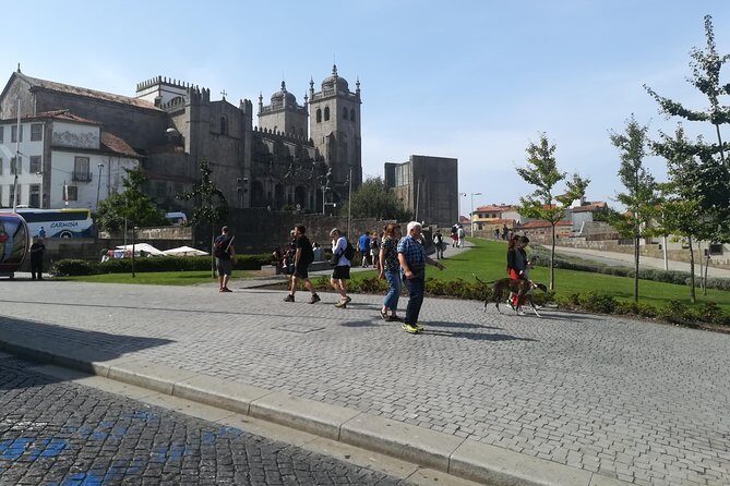 Transfer to Porto with Óbidos, Nazaré and Aveiro - FAQs