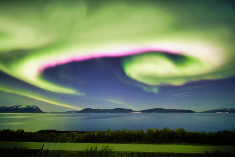 Tromsø: Aurora Crystal Lavvo Overnight Stay with Activities - Dining and Comfort