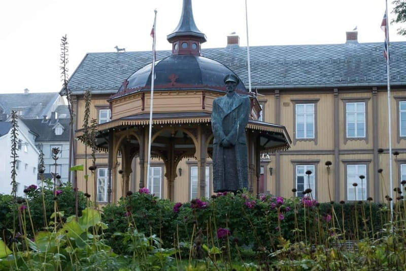 Tromsø: Spanish tour of the historic center and the Polar Museum - Authenticity and Practical Details