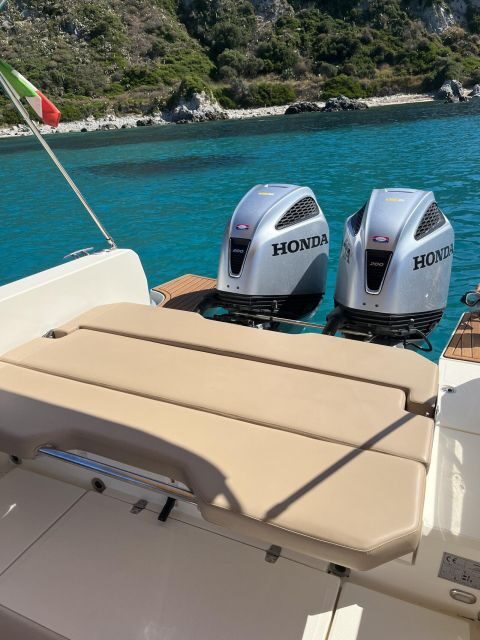 Tropea: tour in barca lungo la Costa degli Dei, snorkeling - Using the SUP Board and the Onboard Experience