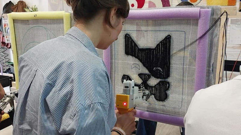 TUFTING: Learn how to make a rug during a fun class in Valencia. - An In-Depth Look at the Tufting Workshop in Valencia