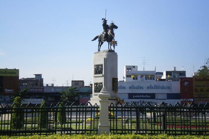 Tuk-Tuk Tour of Bangkok's Nighttime Food Temples and Markets - An In-Depth Look at the Tour