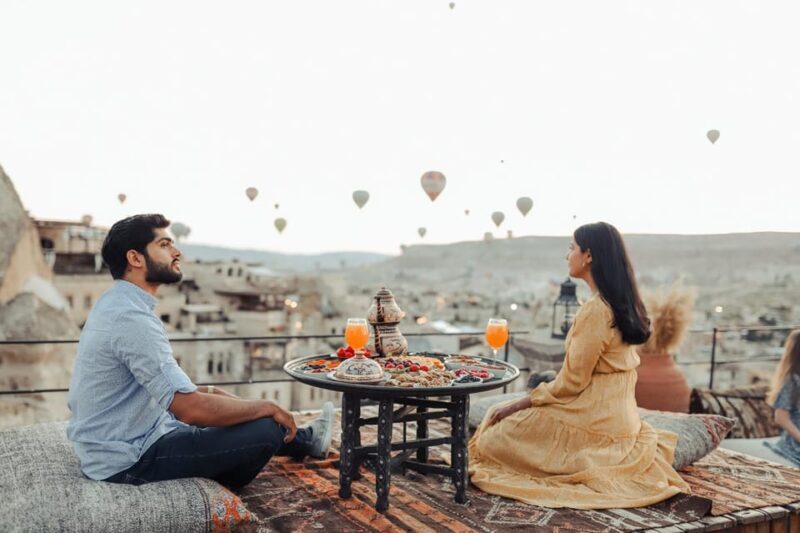 Turkish breakfast under balloons - Key Points