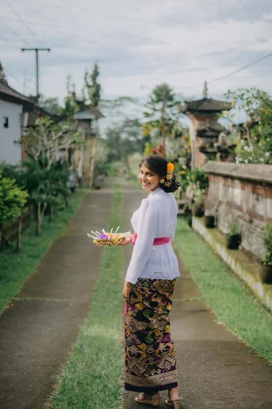Ubud: Delodsema Traditional Village with Balinese Costume - The Highlight: The Photoshoot in the Rice Fields