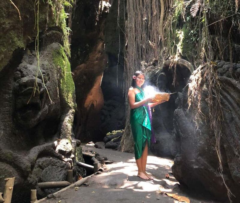 ubud griya beji waterfalls : purification ceremony - Key Points