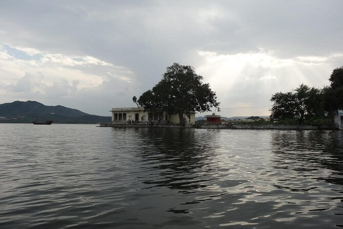 Udaipur - Boat ride at lake Pichhola - Key Points