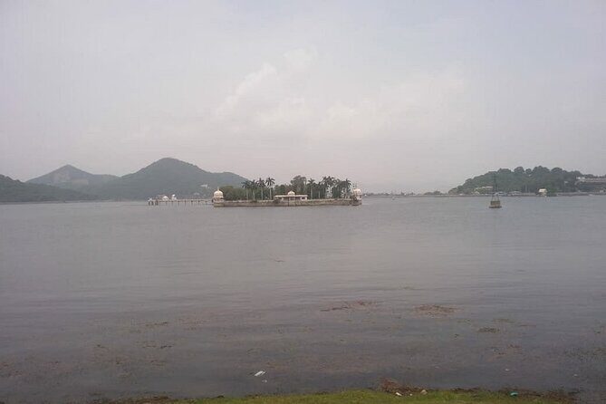 Udaipur City Private Luxury Tour With Guide - Exploring Udaipur’s Heritage in Style