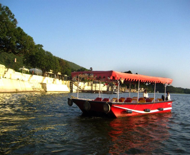 Udaipur: Evening Boat Ride with Puppet Show and Dinner - Key Points