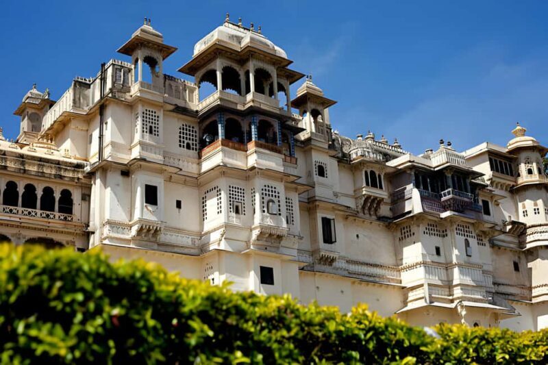 Udaipur Full Day City tour with Boat Ride and Lunch - Key Points