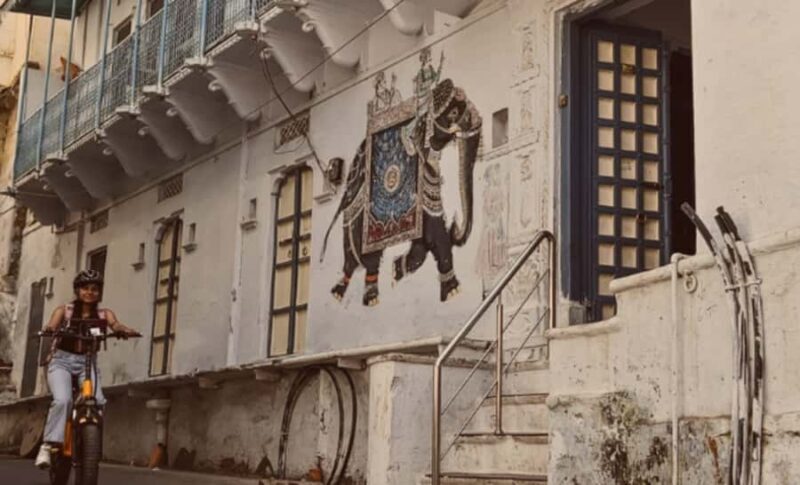 Udaipur: Photography walking tour, exploring old city vibes - Authenticity and Local Insights