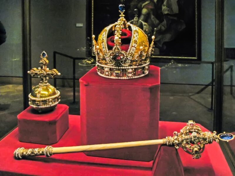 Ultimate Tower of London, Beefeater Welcome & Crown Jewels - An In-Depth Look at the Experience