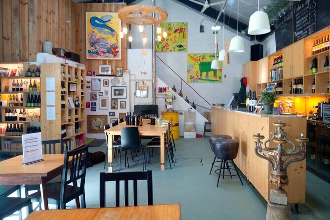 Urban winery tour, premium tasting flight & tapas - Group Size and Atmosphere