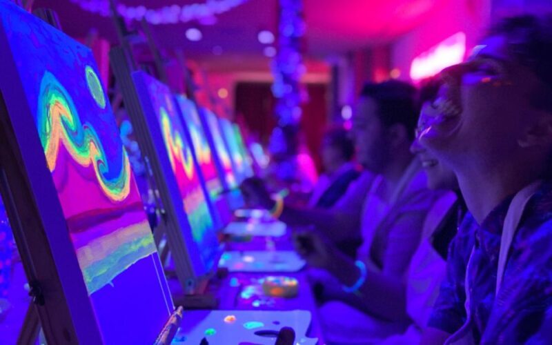 Valencia: Fluorescent painting workshop and wine - FAQs