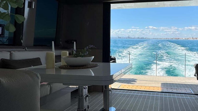Valencia: Luxury boat ride with captain, drinks, and private bathroom - FAQ